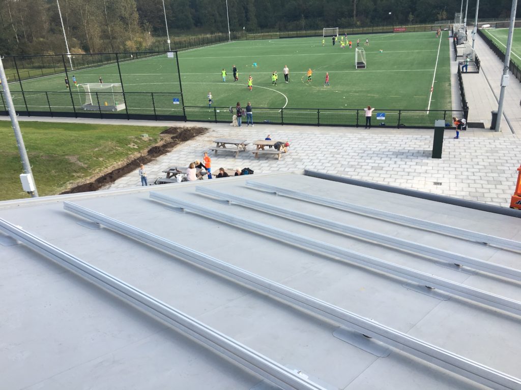 Zonnepanelen op de pvc dakbedekking van hockeyclub Buitenhout MHC - Technea