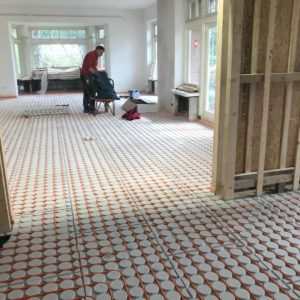 Vloerverwarming op de houten vloer van grote villa in Aerdenhout